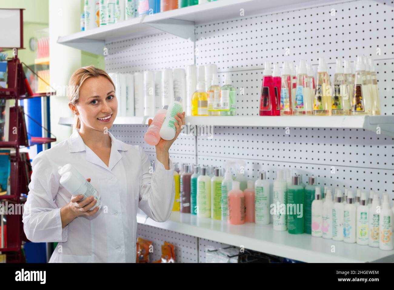 Young woman seller showing types of pet shampoo Stock Photo - Alamy