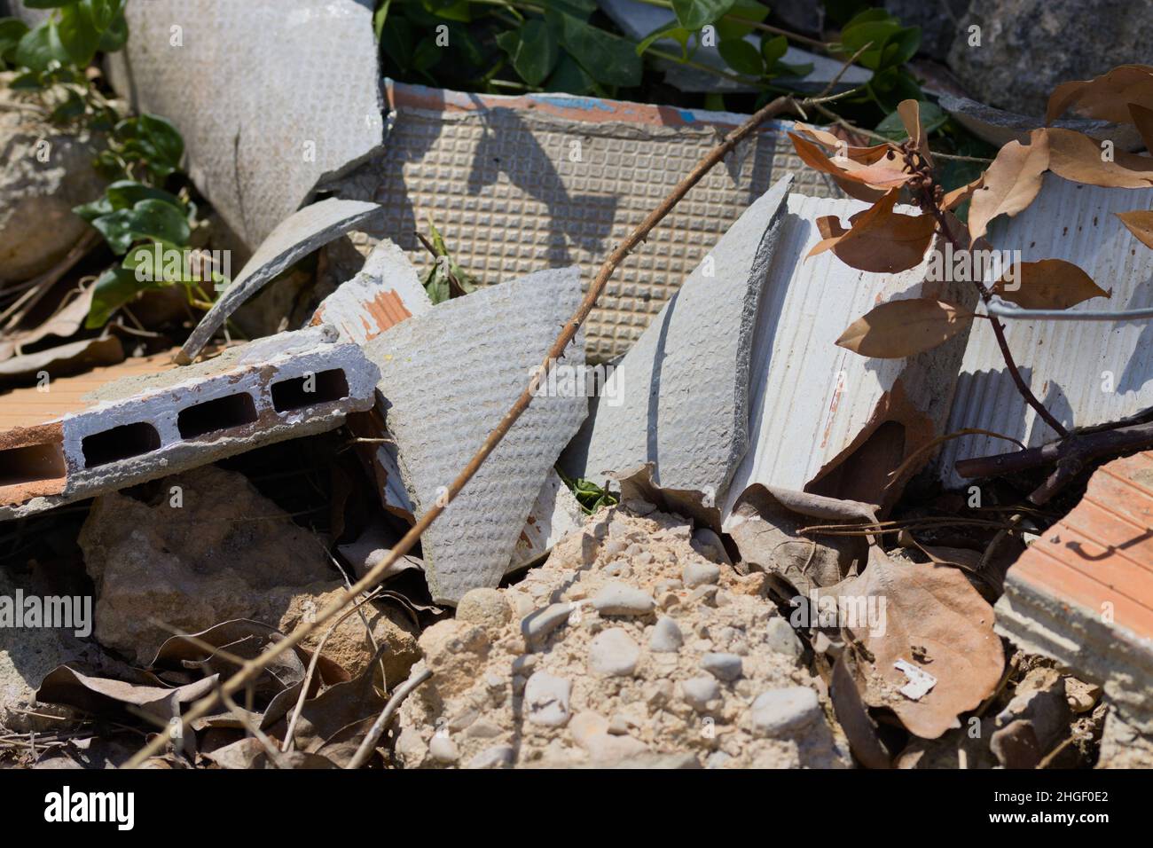 Masonry rubble in which there are used bricks and remains of asbestos ...