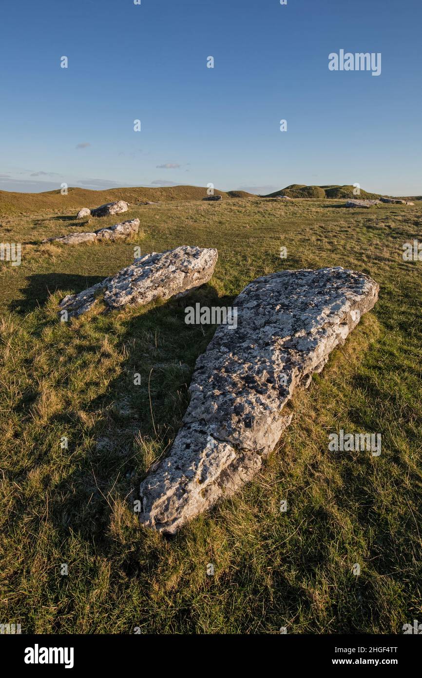 Neolithic barrow derbyshire peak district hi-res stock photography and ...