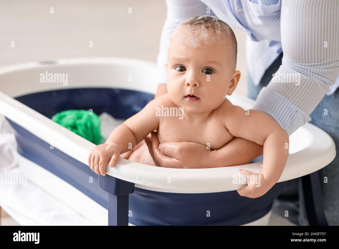 Mother washing her baby boy with at home Stock Photo - Alamy