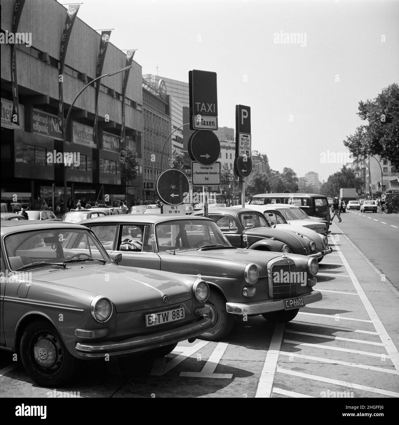 Street parking 1970s Black and White Stock Photos & Images - Alamy