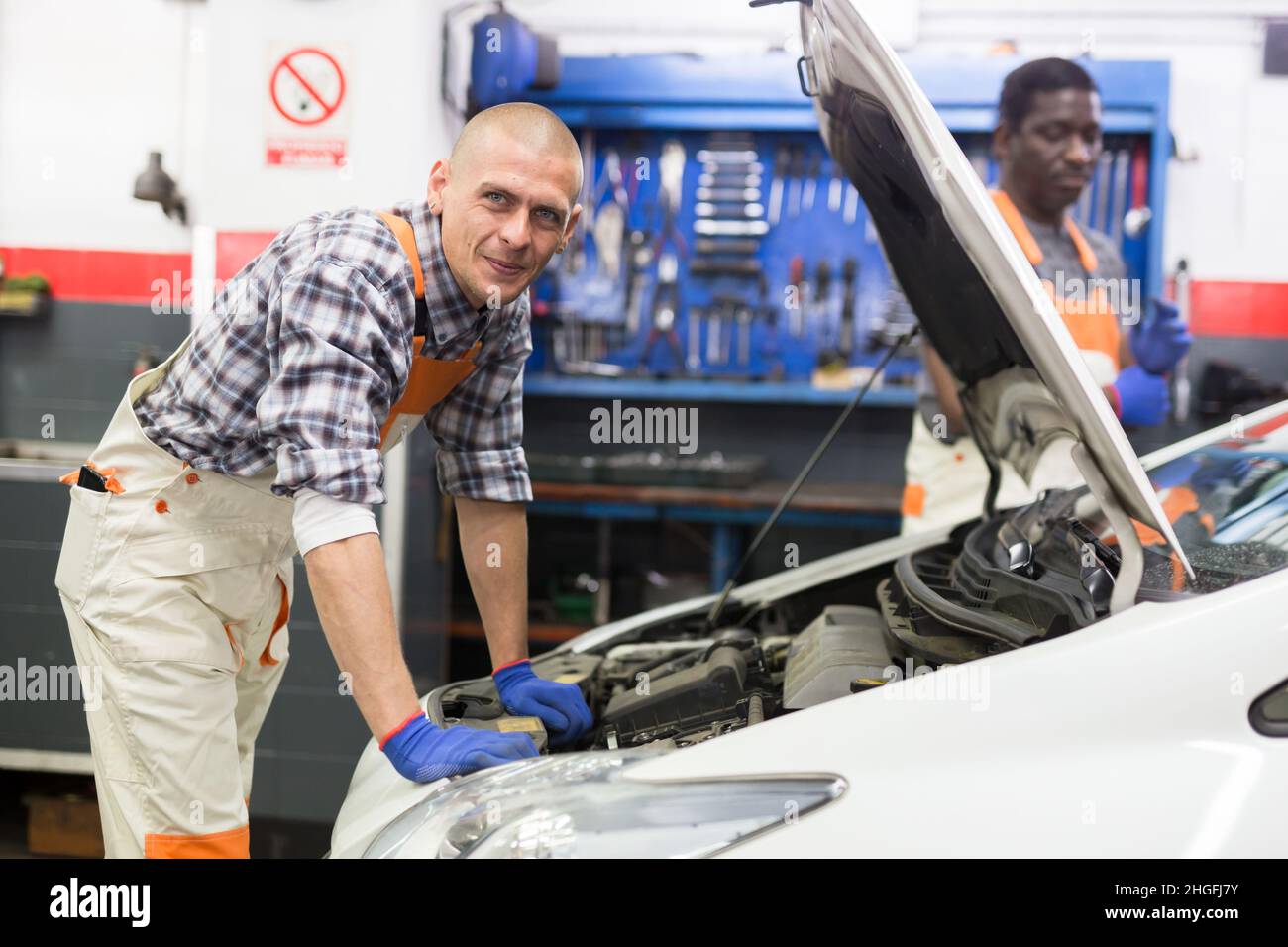 Mechanic technician working at service station Stock Photo - Alamy