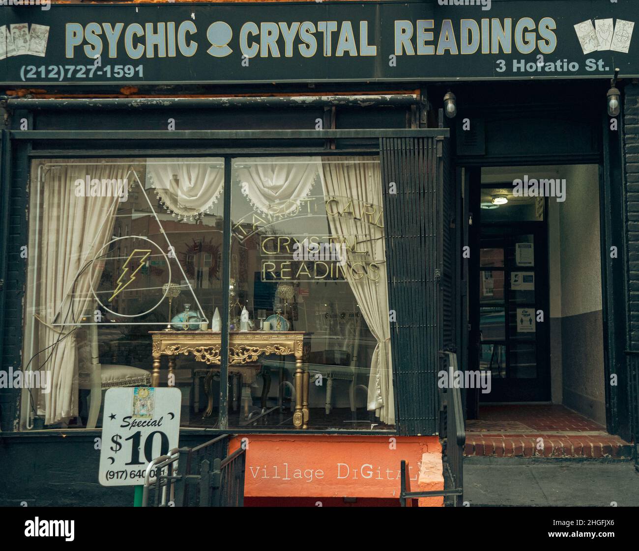 Tarot readings hi-res stock photography and images - Alamy