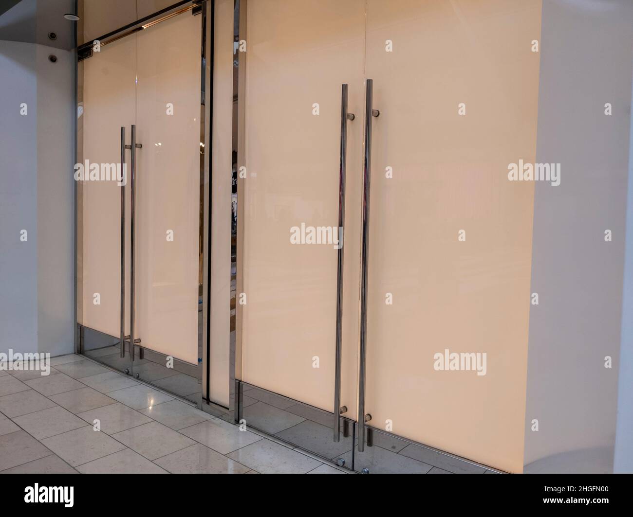 Shopping mall building under construction hi-res stock photography and ...