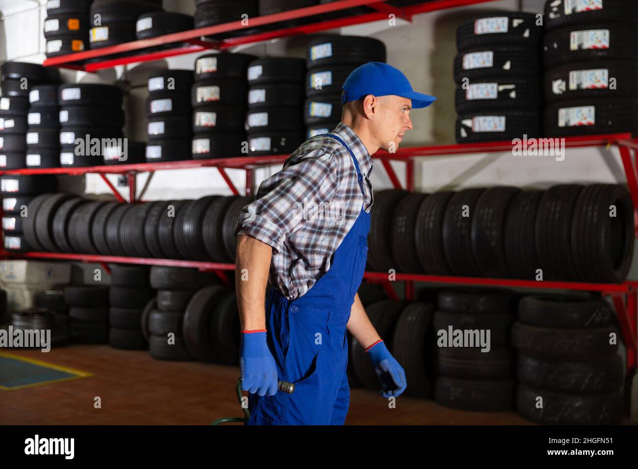 Mechanic ready to changing car tire using pneumatic wrench tool Stock ...