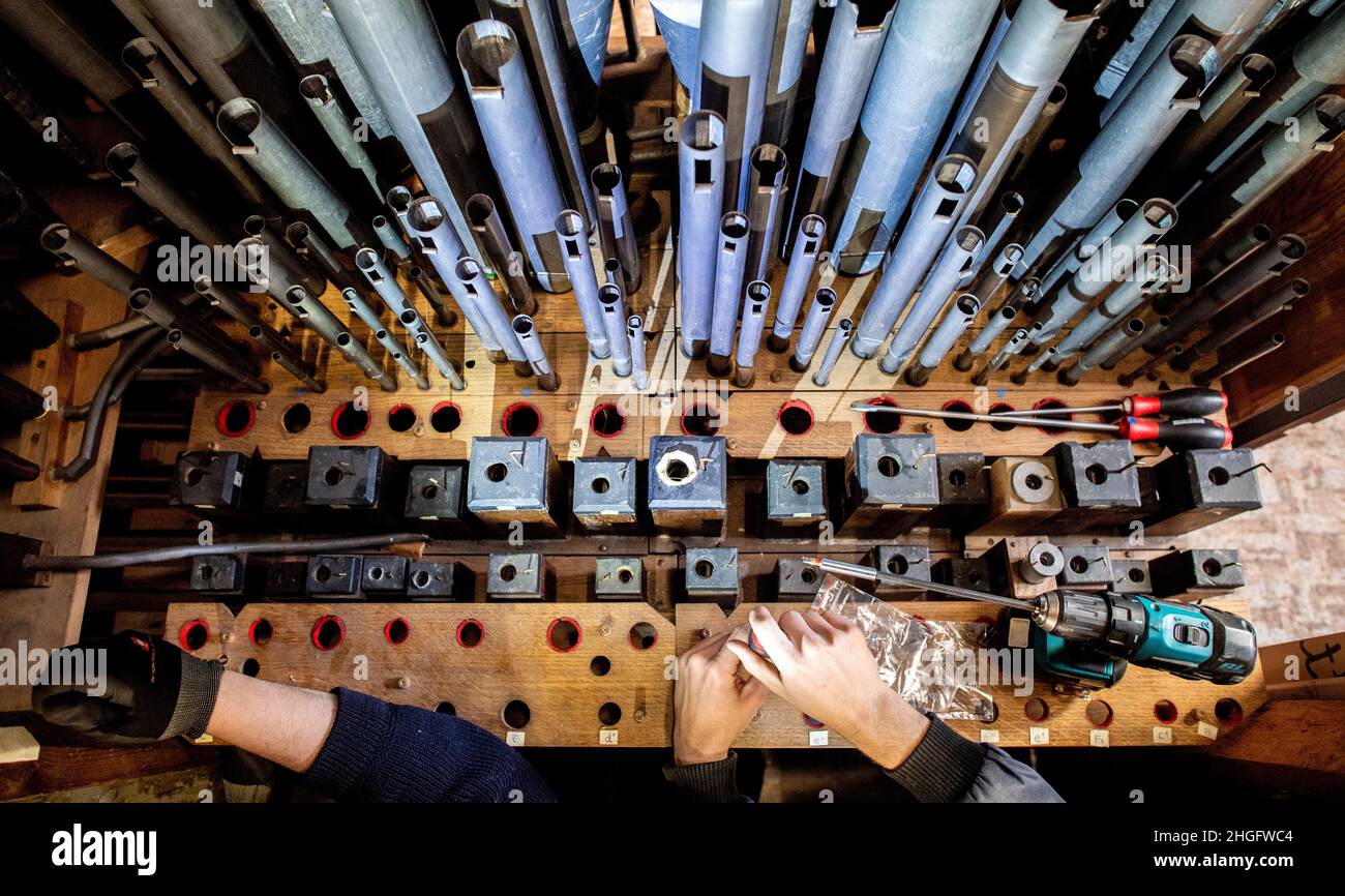 Otterndorf, Germany. 20th Jan, 2022. Organ builders remove several ...