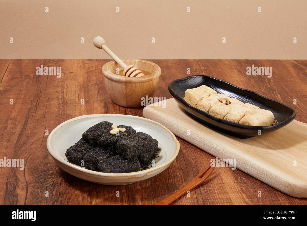 korean traditional dessert, Injeolmi rice cake and honey Stock Photo ...