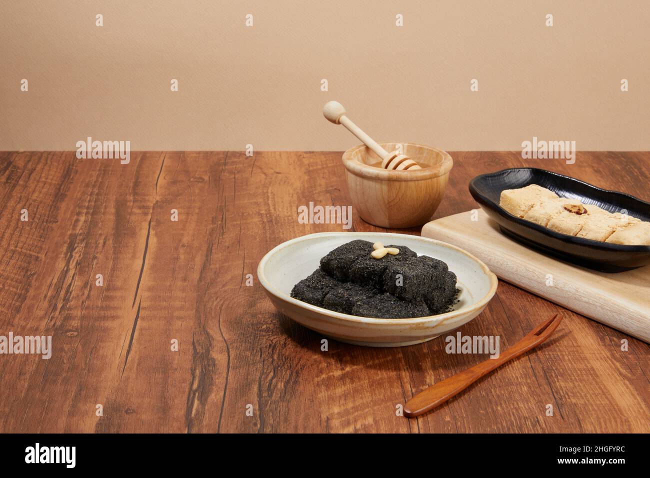 korean traditional dessert, Injeolmi rice cake and honey Stock Photo ...