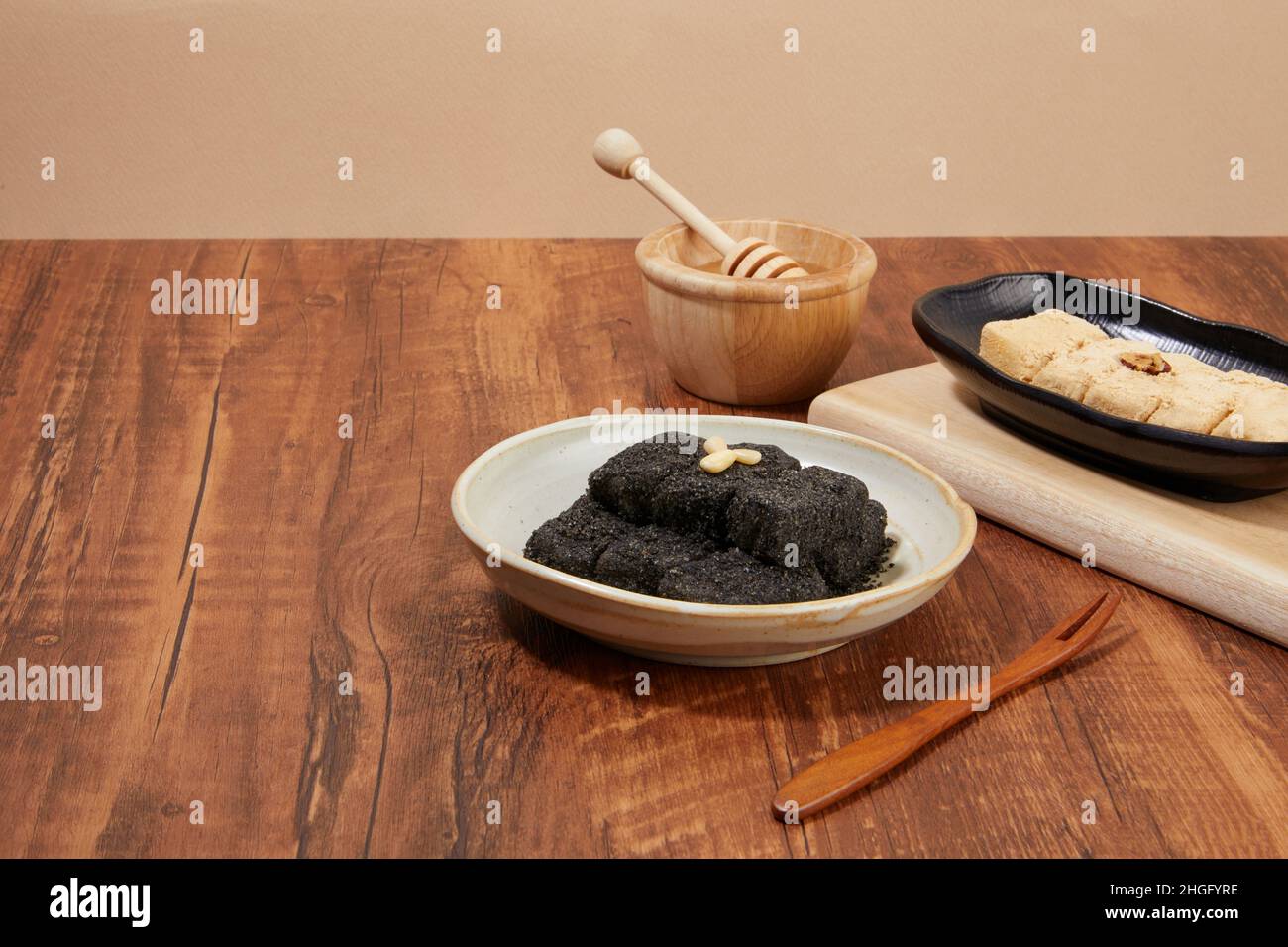 korean traditional dessert, Injeolmi rice cake and honey Stock Photo ...
