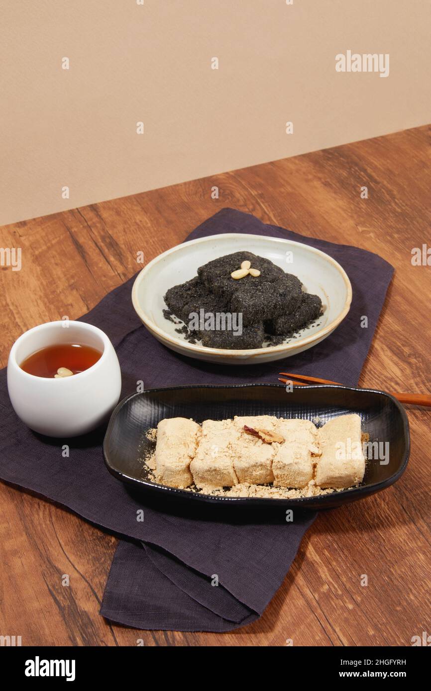 korean traditional dessert, rice cake injeolmi and jujube tea Stock ...