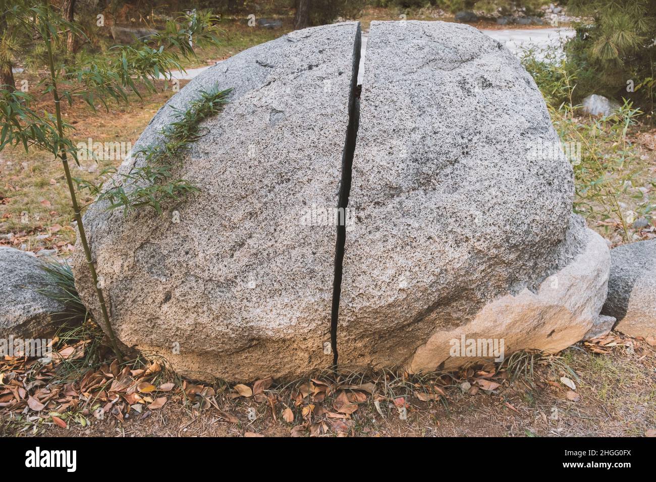Two big boulder hi-res stock photography and images - Alamy