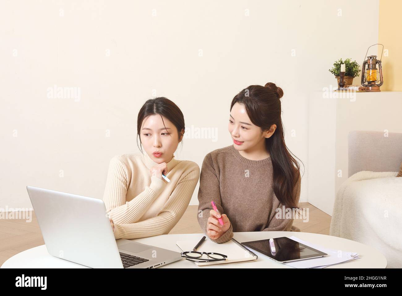 Asian woman attending online hi-res stock photography and images - Alamy