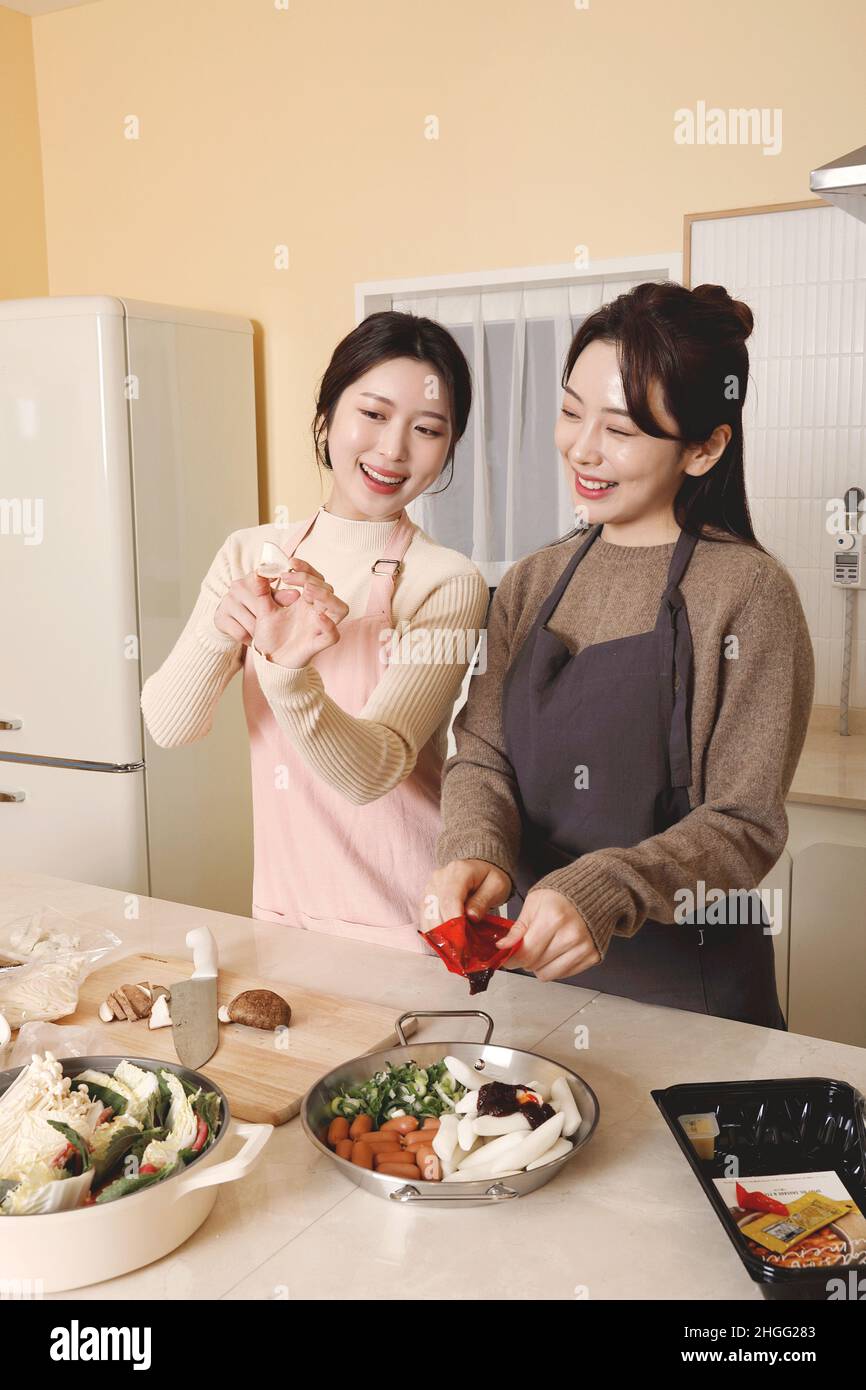 Korean women cooking hi-res stock photography and images - Alamy