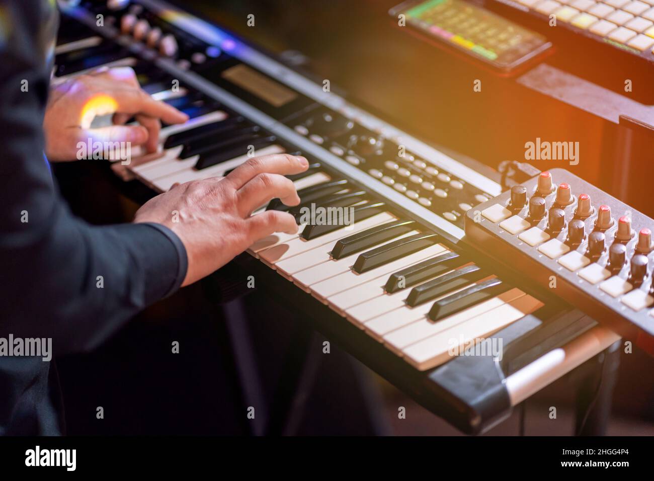 Synthesizer on stage hi-res stock photography and images - Alamy