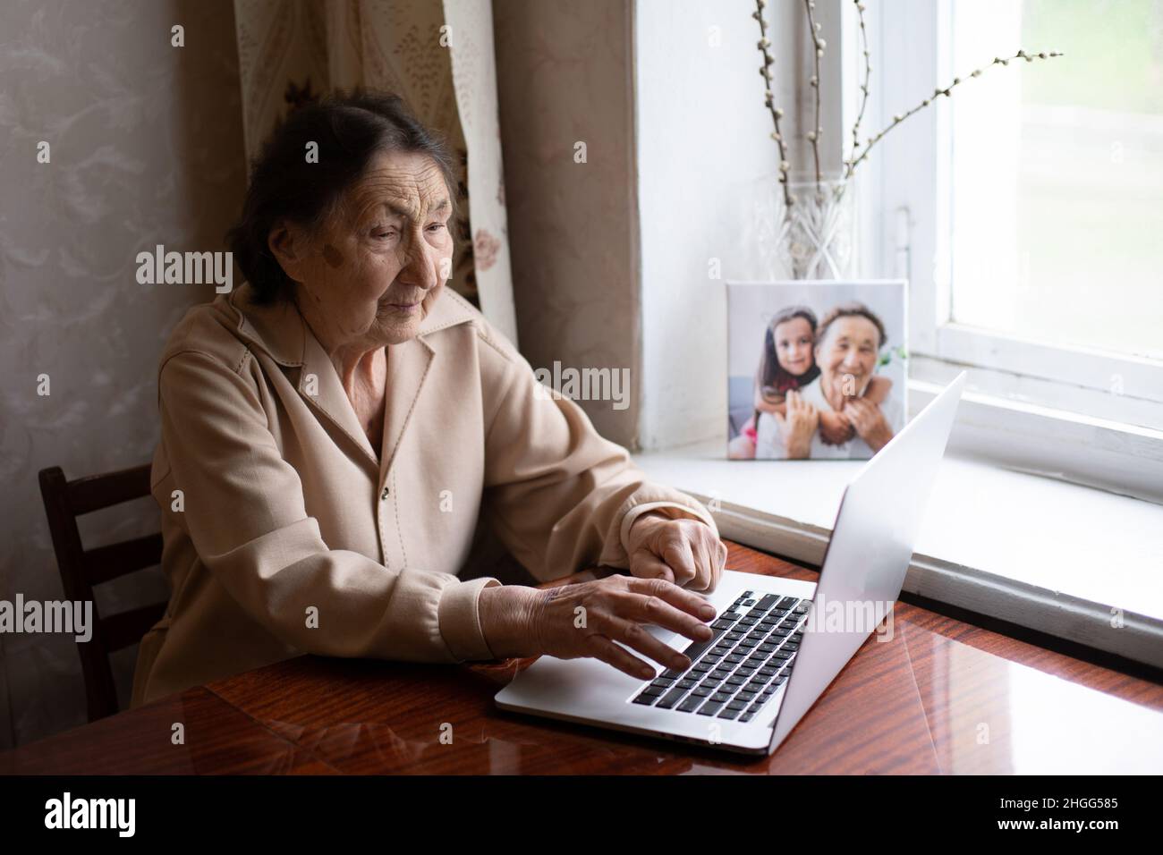 Very elderly woman happily holding a laptop Stock Photo - Alamy