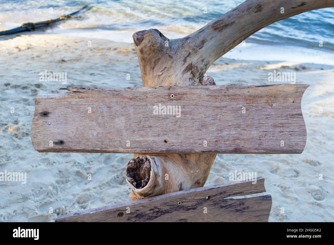 Empty wooden sign on the beach Stock Photo - Alamy