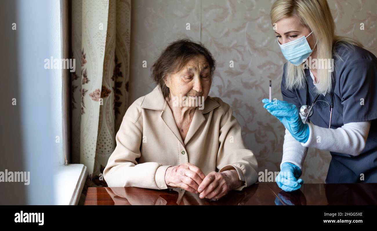 The doctor gives old woman's an injection Stock Photo - Alamy