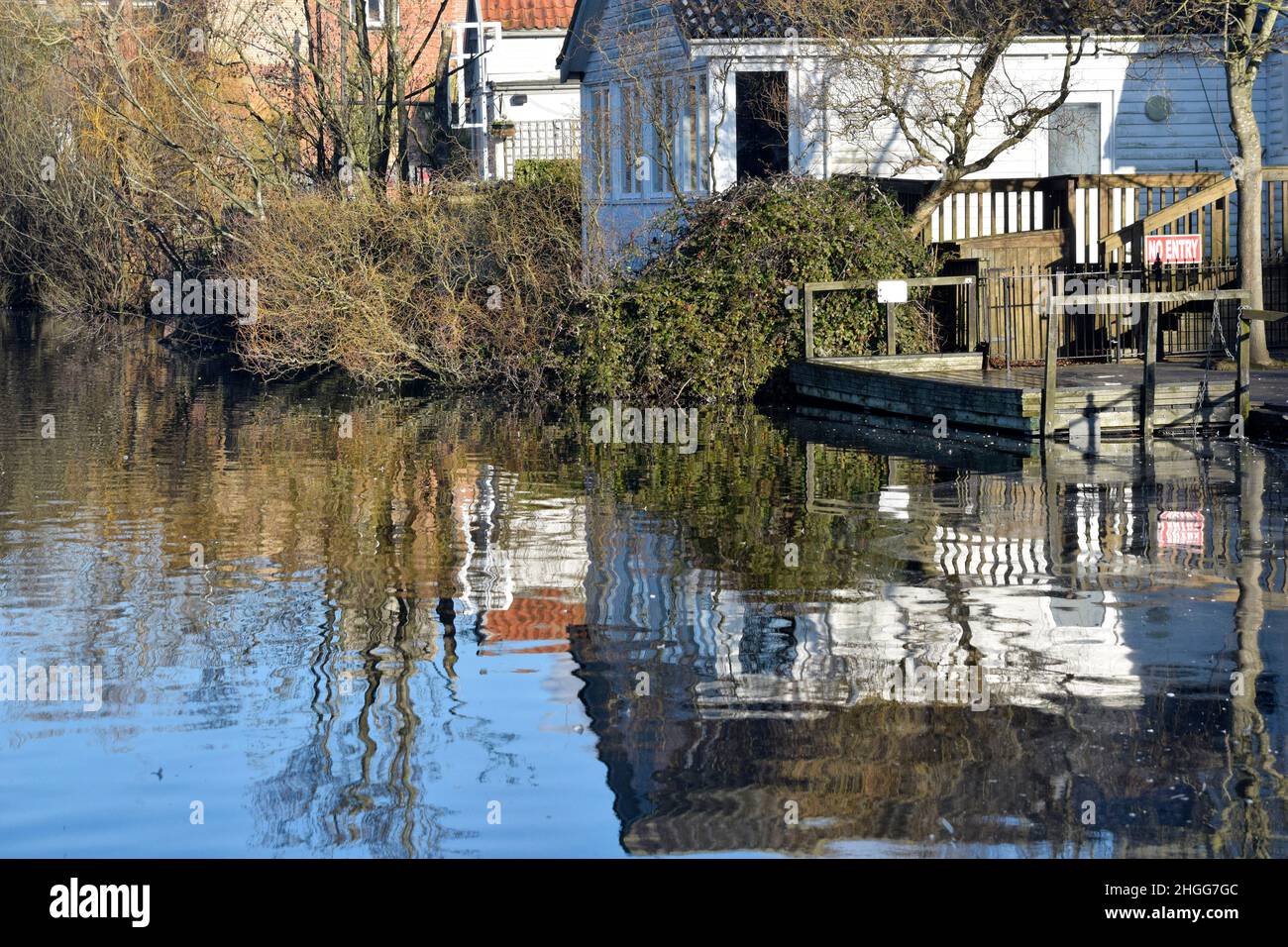 view across mere, diss, norfolk, england Stock Photo - Alamy
