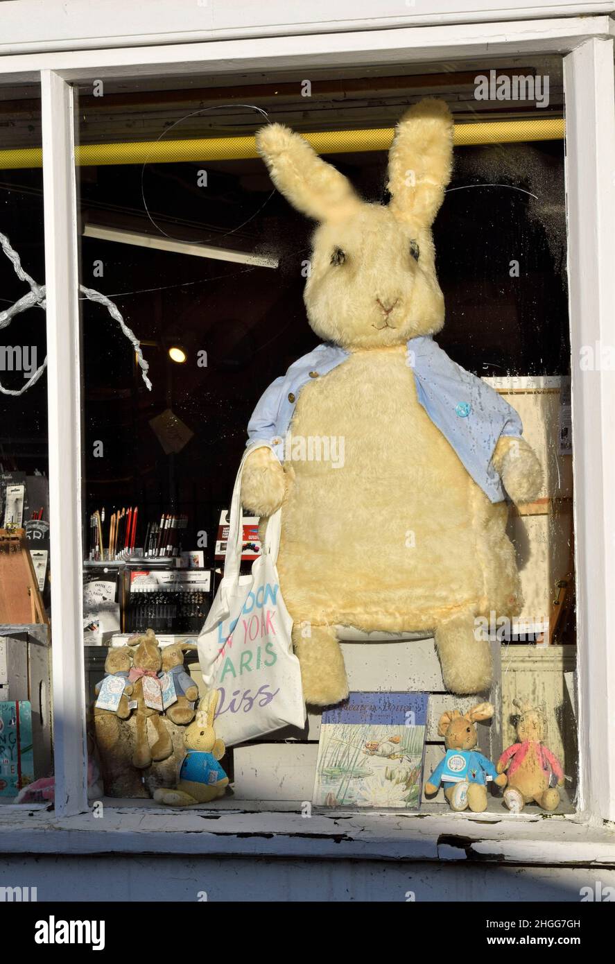 Peter rabbit character hi-res stock photography and images - Alamy