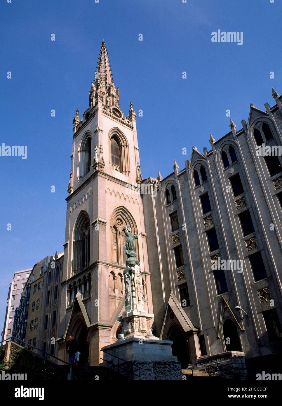 IGLESIA DE LOS JESUITAS - TORRE Y ESCULTURA DELANTE. Location: EXTERIOR ...