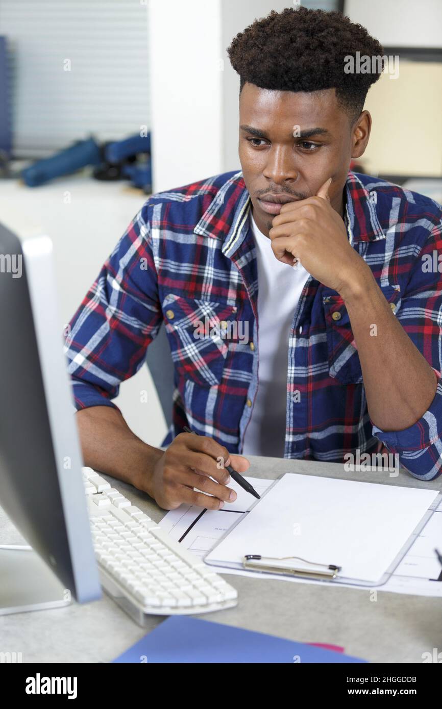 Man sat at pc hi-res stock photography and images - Alamy