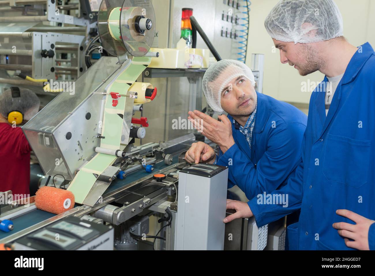 Worker wearing hairnet hi-res stock photography and images - Alamy