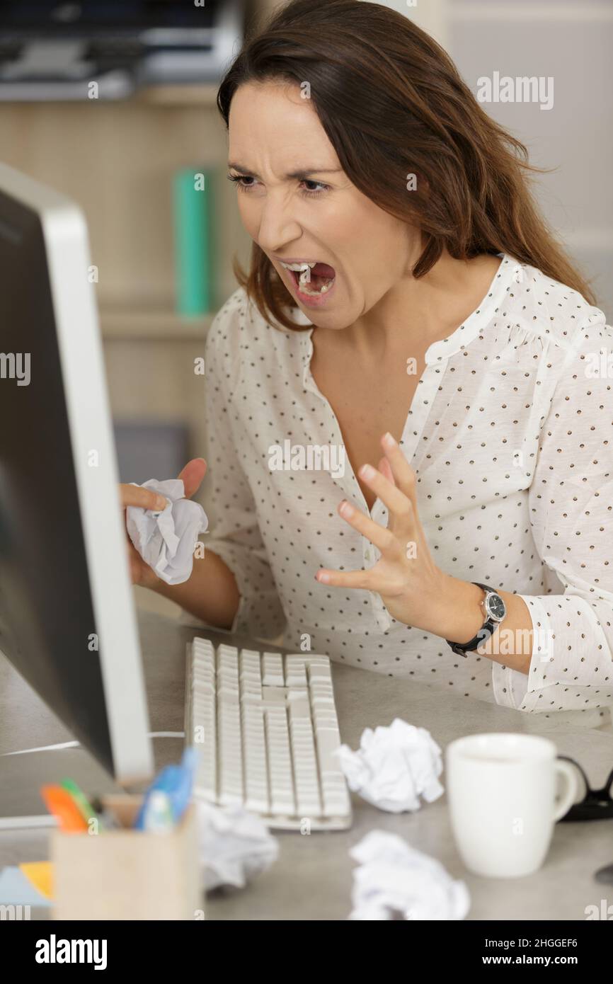 woman screaming at her computer Stock Photo - Alamy