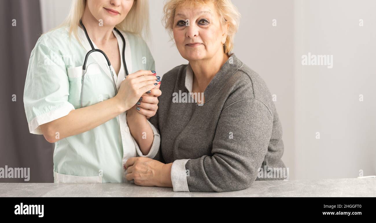 Health visitor and a senior woman during home visit Stock Photo - Alamy