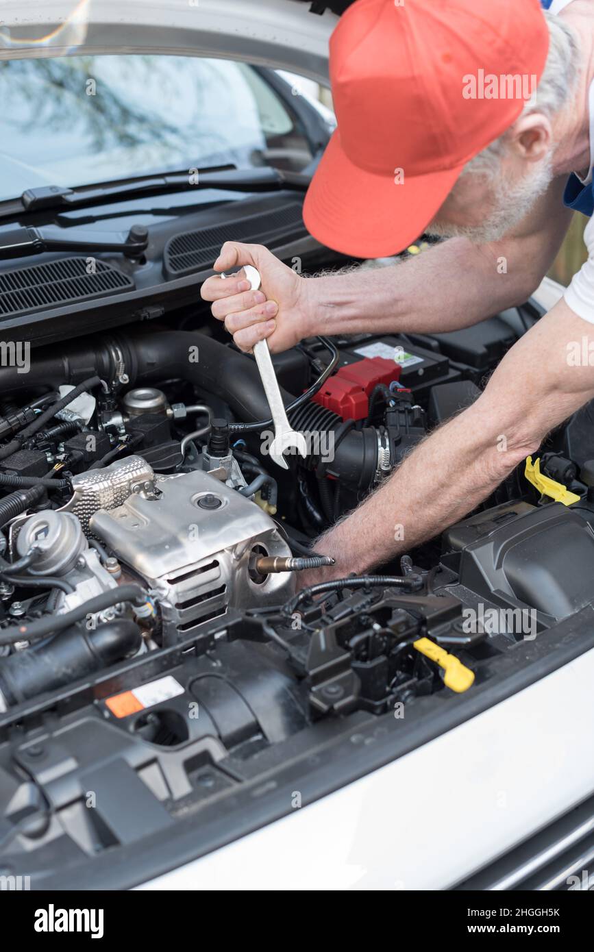 Car mechanic repairing a car engine Stock Photo - Alamy