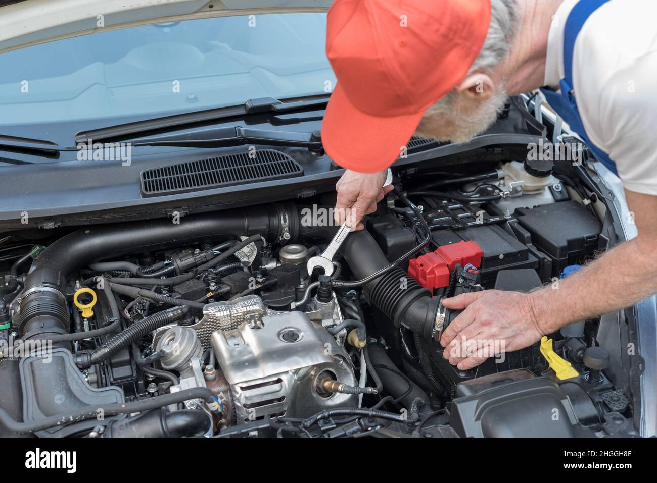 Car mechanic repairing a car engine Stock Photo - Alamy