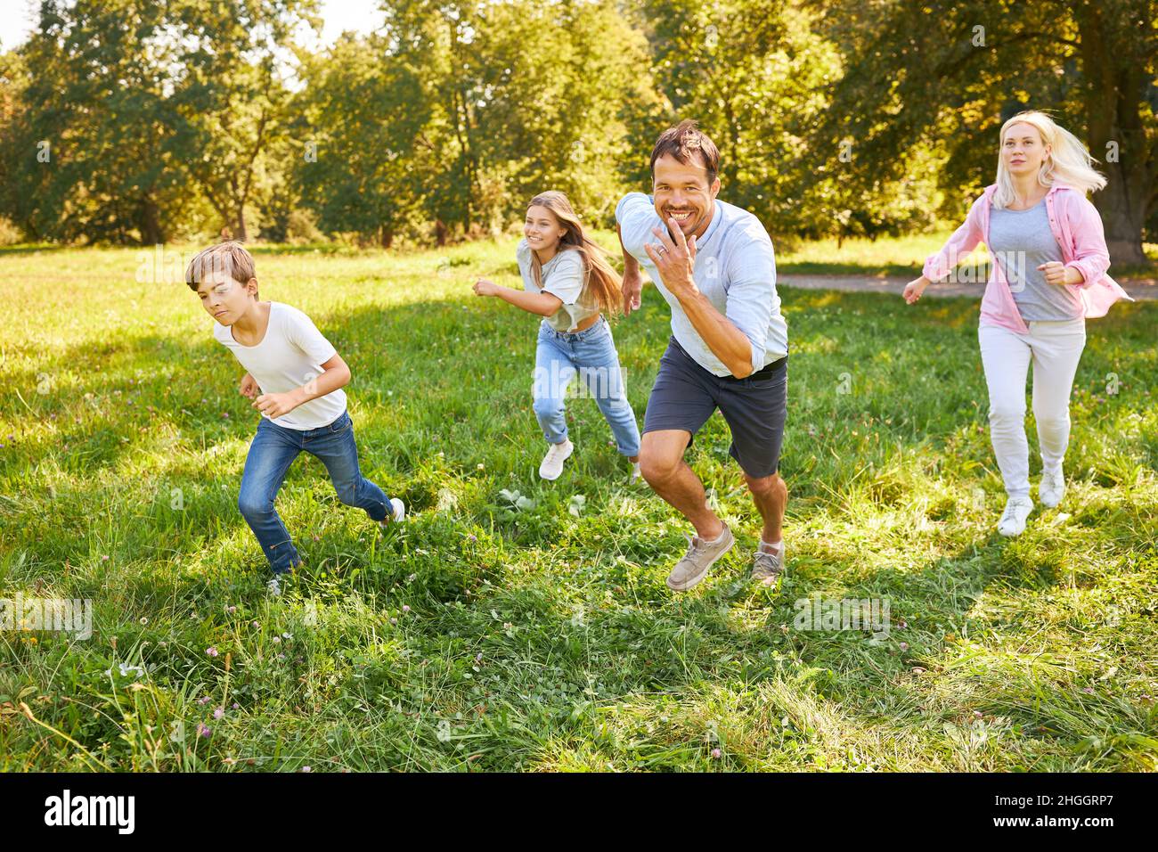 Father son running race hi-res stock photography and images - Alamy