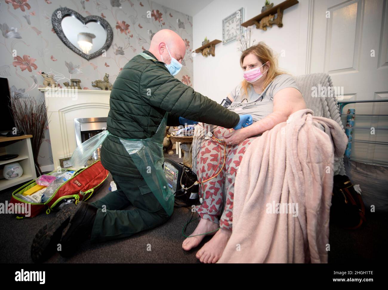 Paramedic uk uniform ambulance hi-res stock photography and images - Alamy