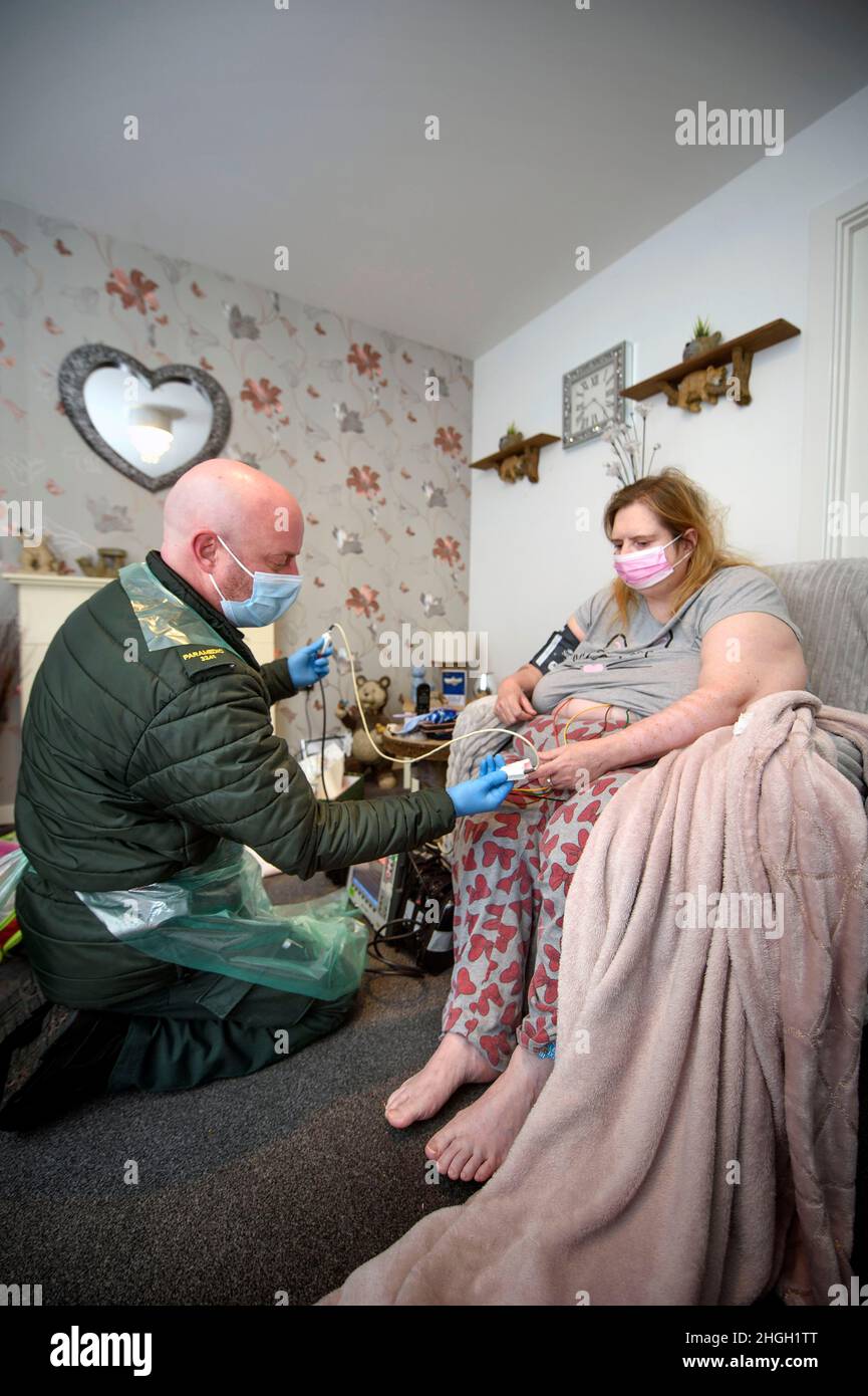 Paramedic uk uniform ambulance hi-res stock photography and images - Alamy