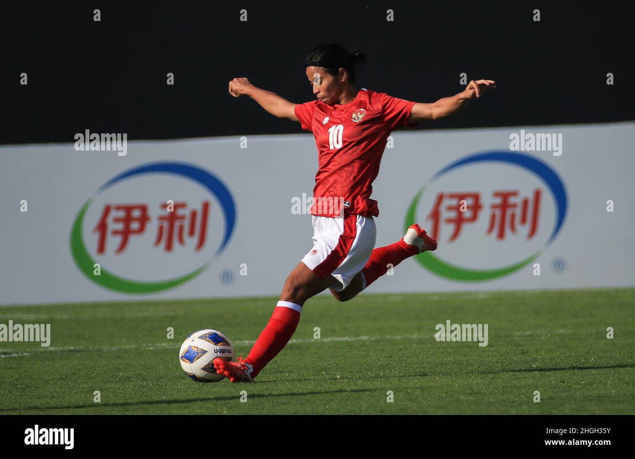 Mumbai, India. 21st Jan, 2022. Rani Mulya Sari of Indonesia competes ...