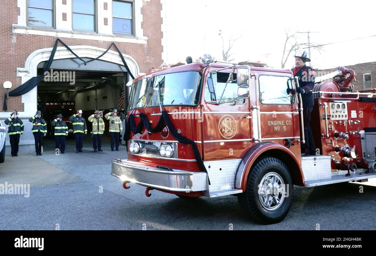 St. Louis, United States. 21st Jan, 2022. Firefighters from county ...