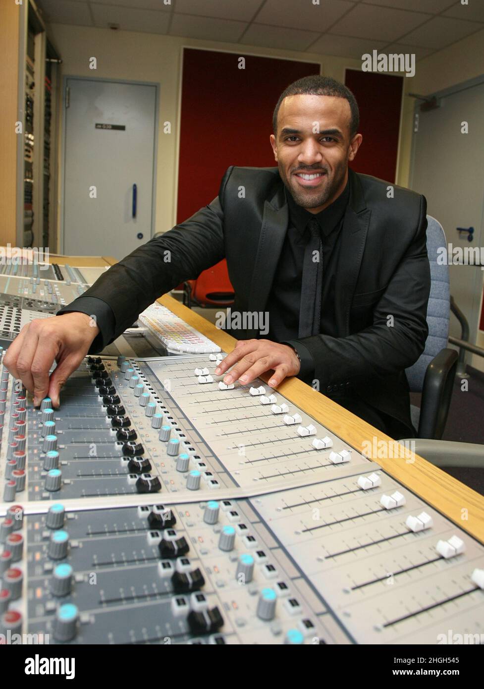 Craig David visit to Solent University looking at the music mixing ...