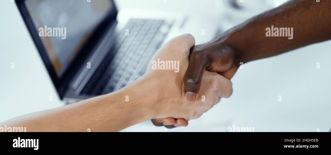 Conecting hands hi-res stock photography and images - Alamy