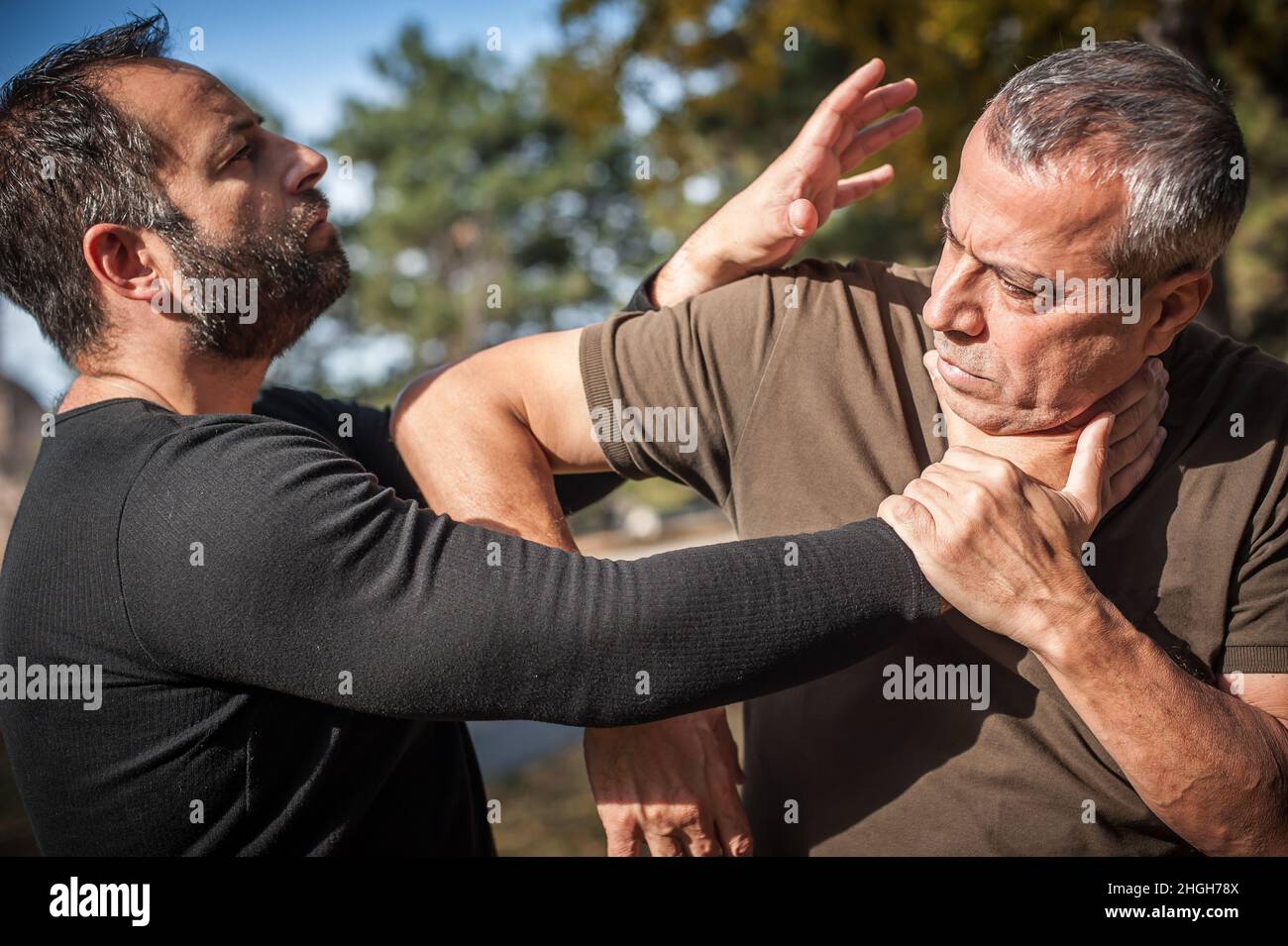 Kapap instructor demonstrates street fighting self defense technique ...