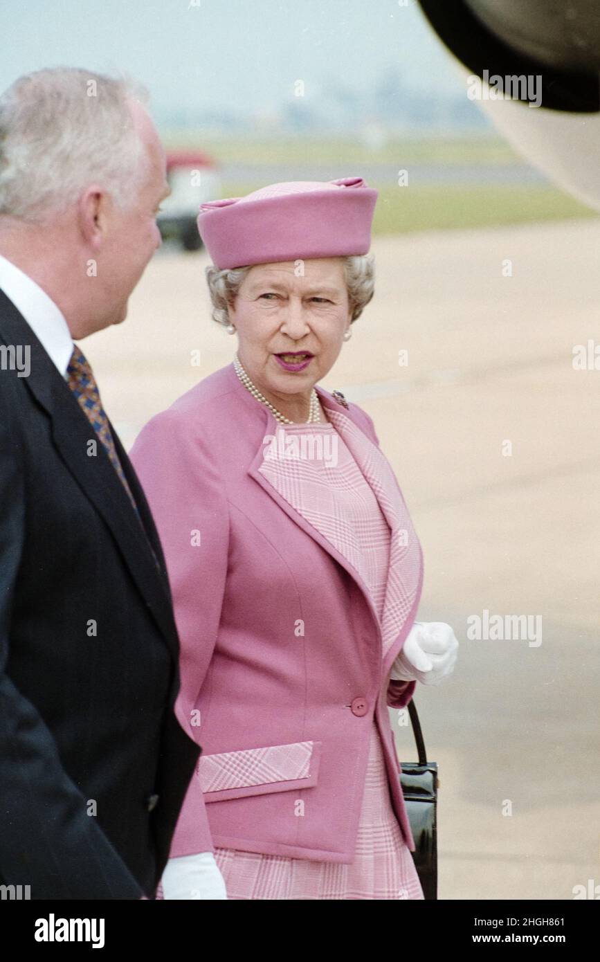 Queen at Heathrow Airport 9th June 1992 Stock Photo - Alamy