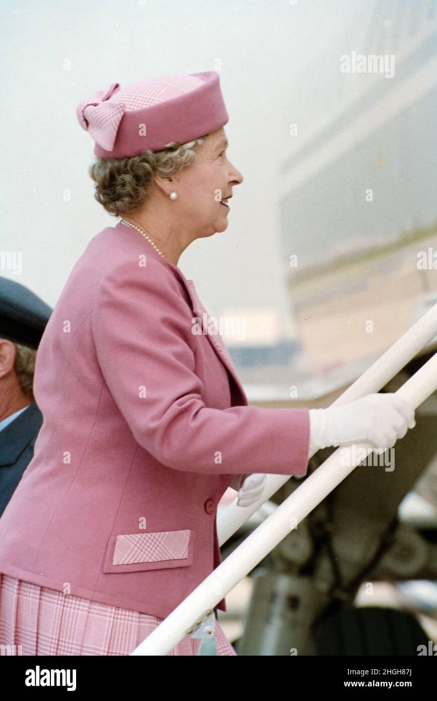 Queen at Heathrow Airport 9th June 1992 Stock Photo - Alamy
