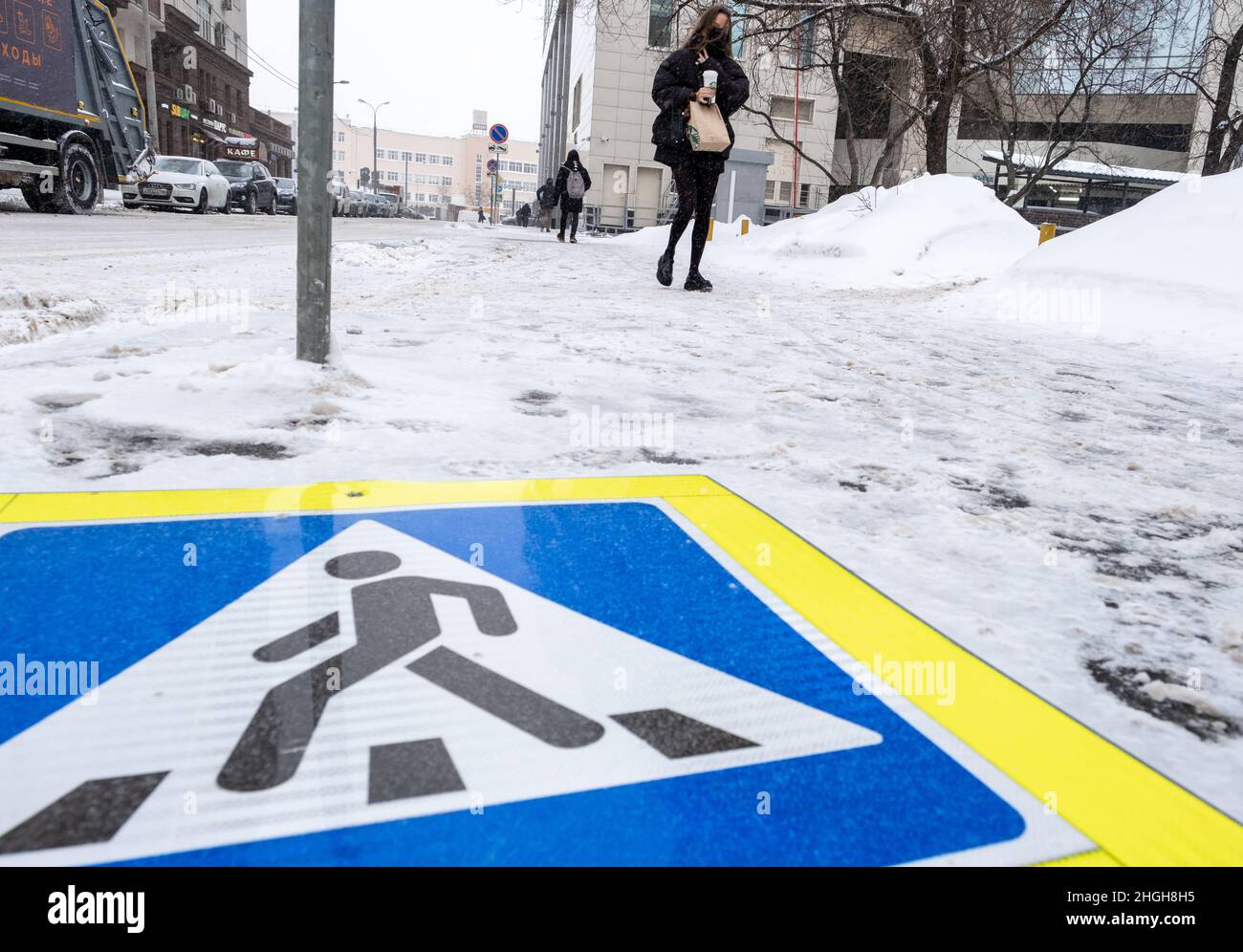 Pedestrian crossing sign on street hi-res stock photography and images ...