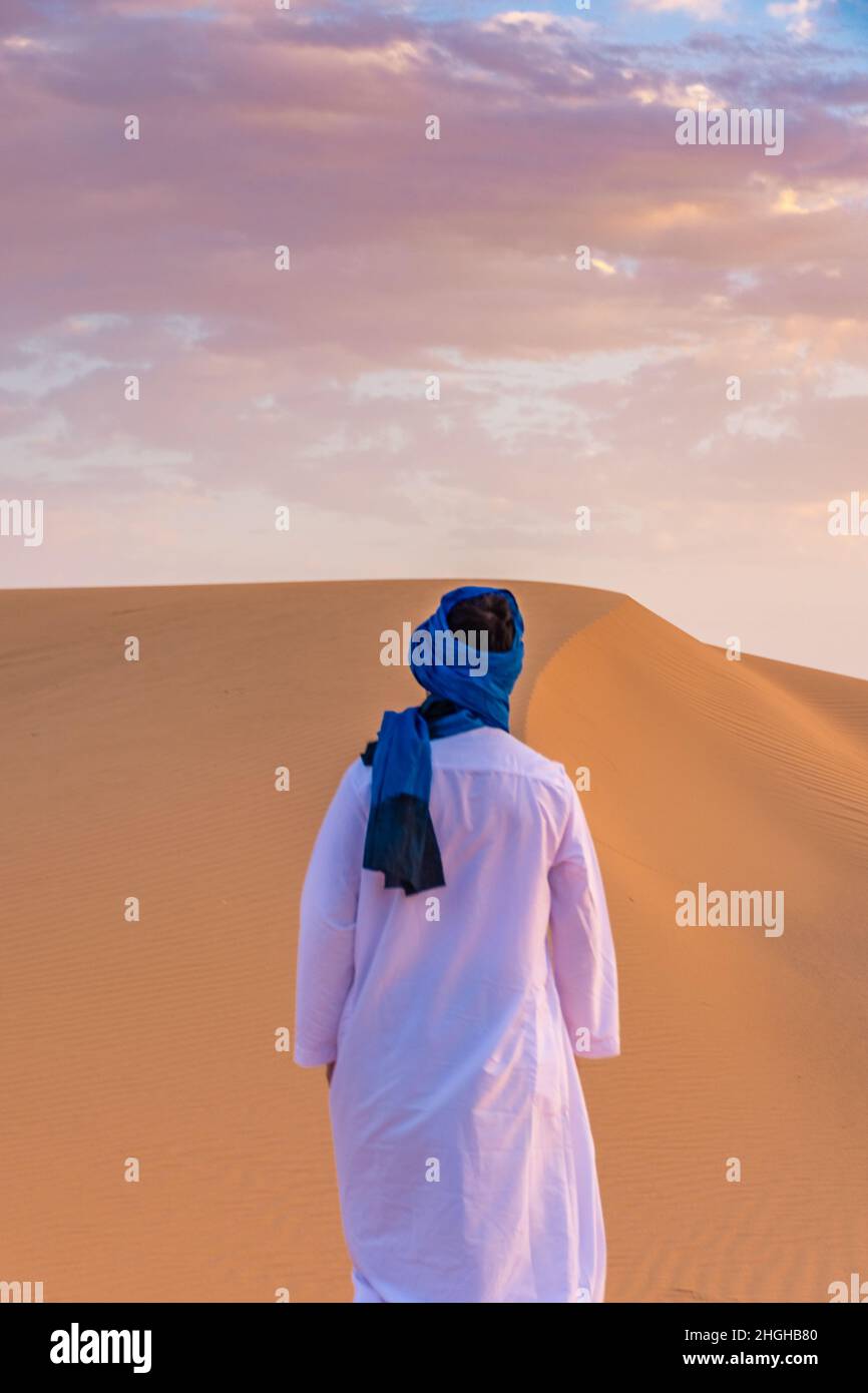 Young arabic man wearing traditional berber clothes in the Sahara ...