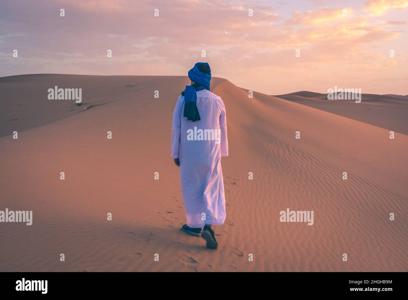 Young arabic man wearing traditional berber clothes in the Sahara ...