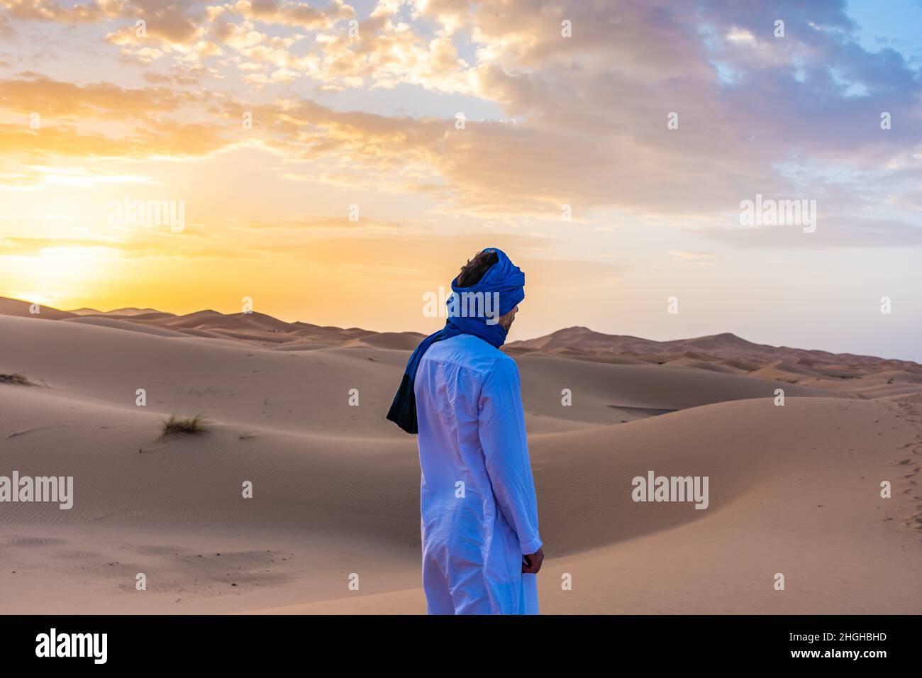 Young arabic man wearing traditional berber clothes in the Sahara ...