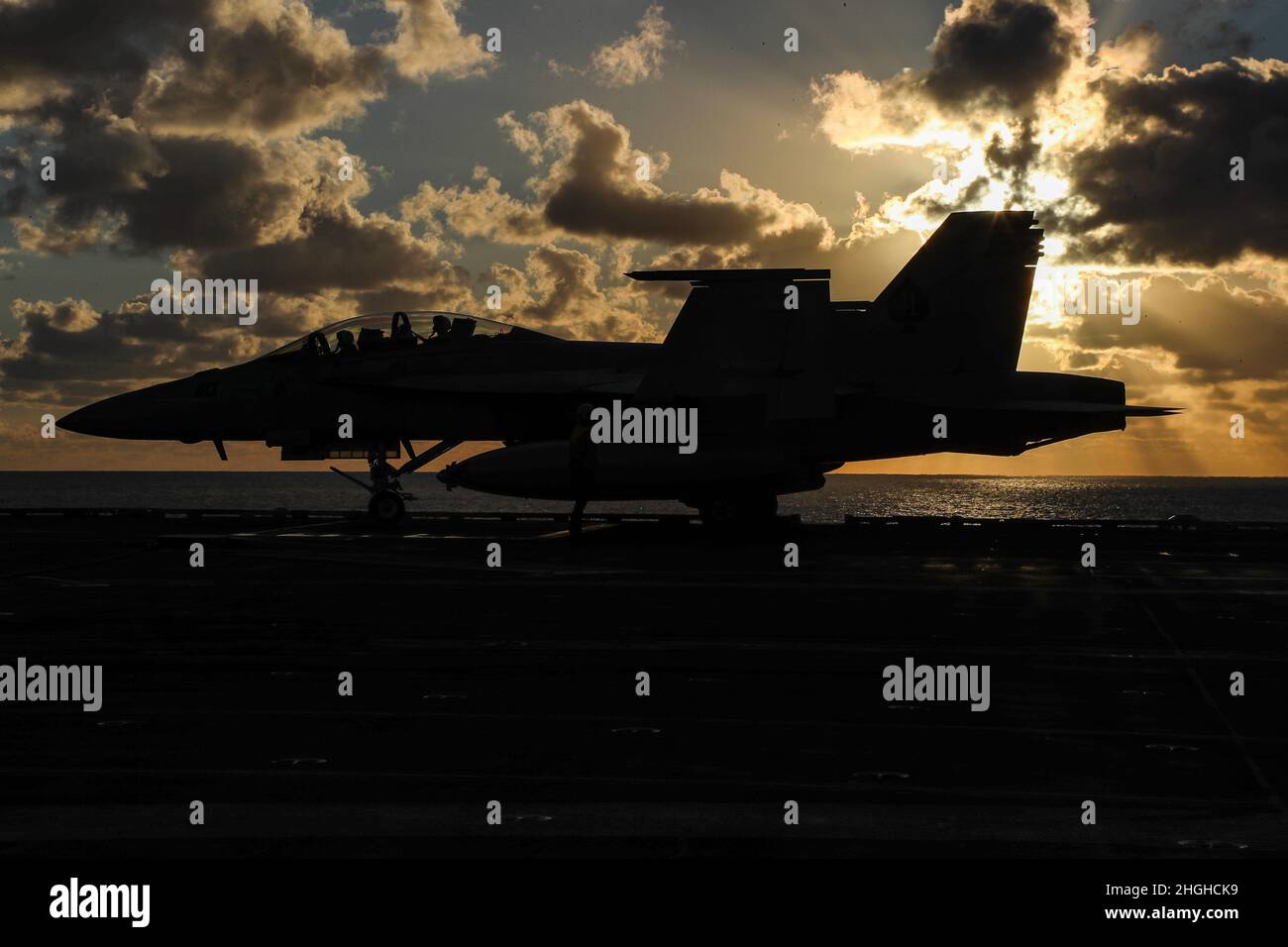 PACIFIC OCEAN (Jan. 18, 2022) Aviation Boatswain’s Mate (Handling) 1st ...