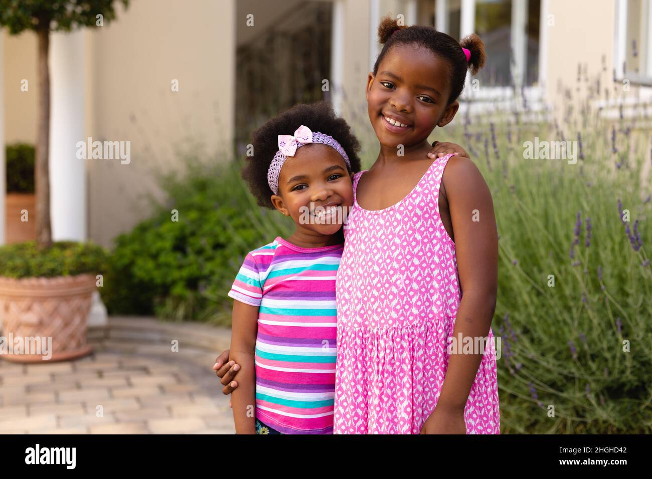 Adult smiling sisters hi-res stock photography and images - Alamy