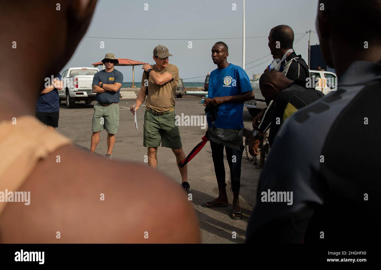 Expert U.S. Navy divers teach foreign partners how to perform diver ...