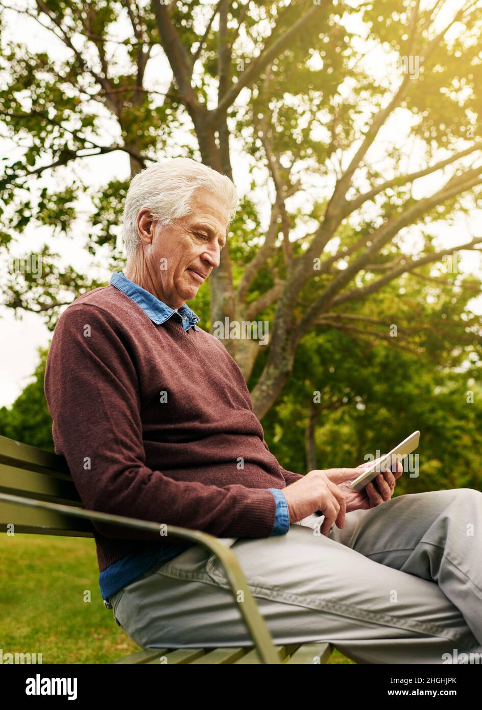 Senior and tech hi-res stock photography and images - Alamy