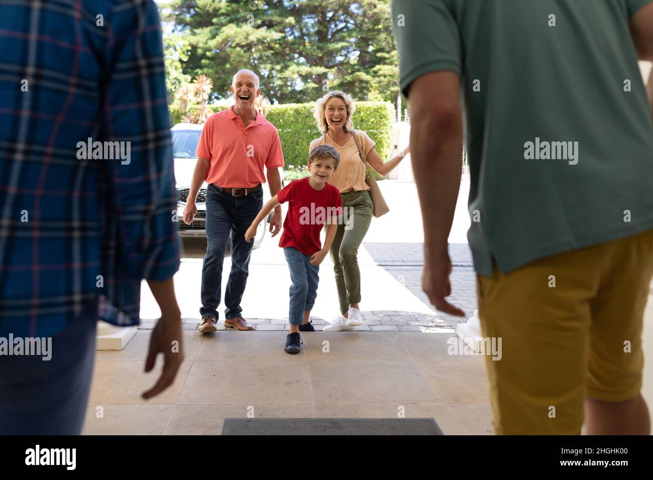 Family welcoming house hi-res stock photography and images - Alamy
