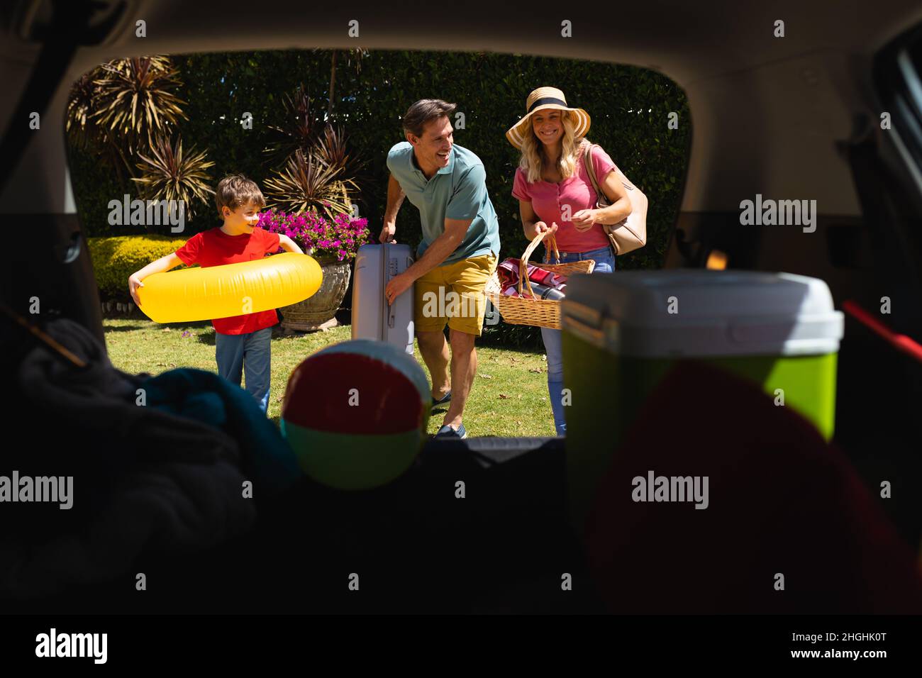 Happy family car hi-res stock photography and images - Alamy